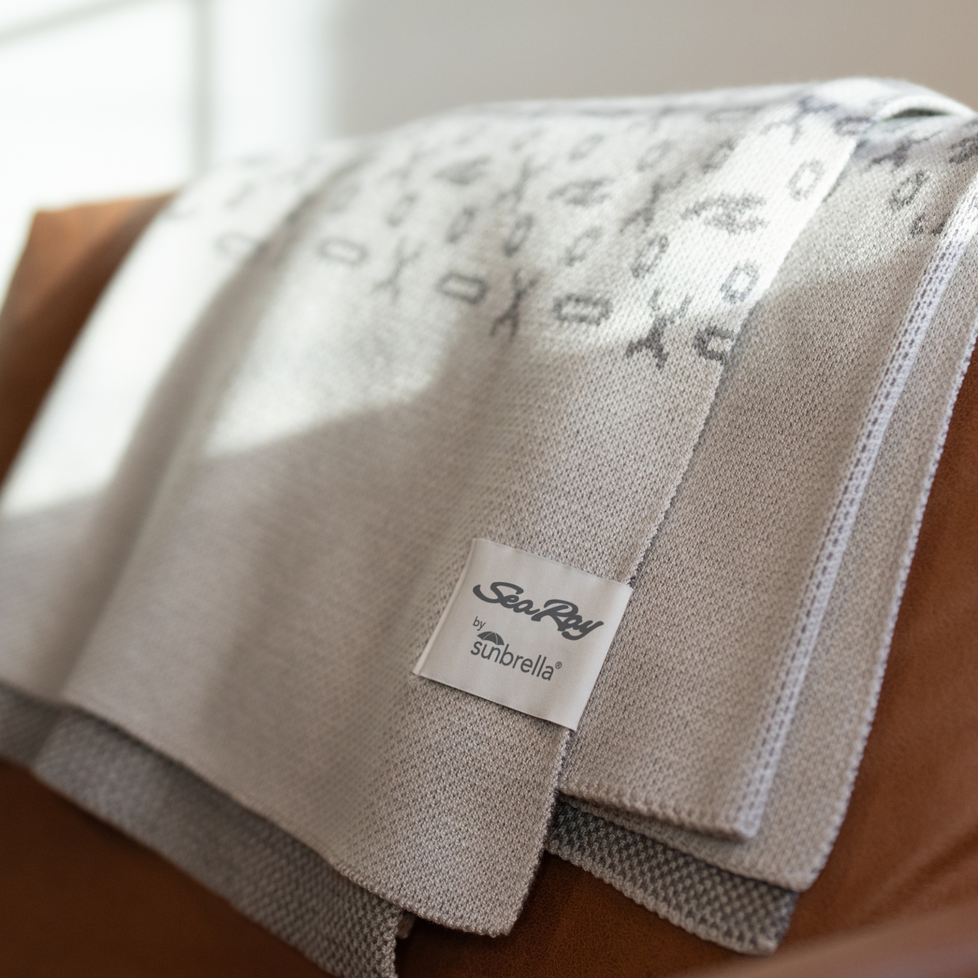 Sunbrella X SeaRay Silhouette Knit Throw | Sea Ray Collection
